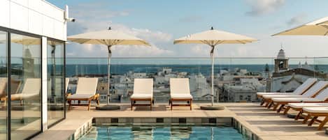 Piscina exterior, da(s) 9:00 à(s) 20:00, guarda-sóis, espreguiçadeiras