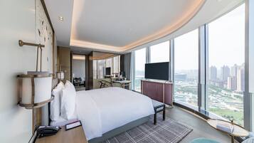 Suíte, 1 quarto, acesso ao Club Lounge, vista para a cidade | Edredons de pluma, frigobar, cofres nos quartos, escrivaninha