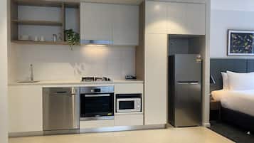 Studio Accessible | Cozinha privada | Geladeira grande, micro-ondas, fogão, cooktop