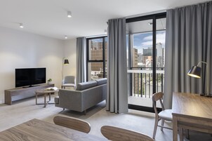 Apartamento urbano, 1 quarto, sacada | Área de estar | Smart TV