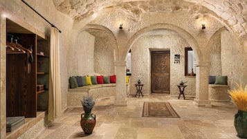 Suite (Karamanoglu Ibrahim Cave) | 1 quarto, roupa de alta qualidade, minibar, cofre no quarto