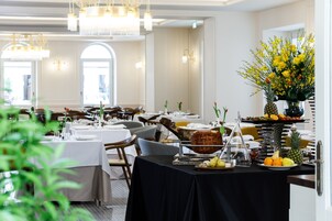 Café da manhã com buffet grátis todos os dias