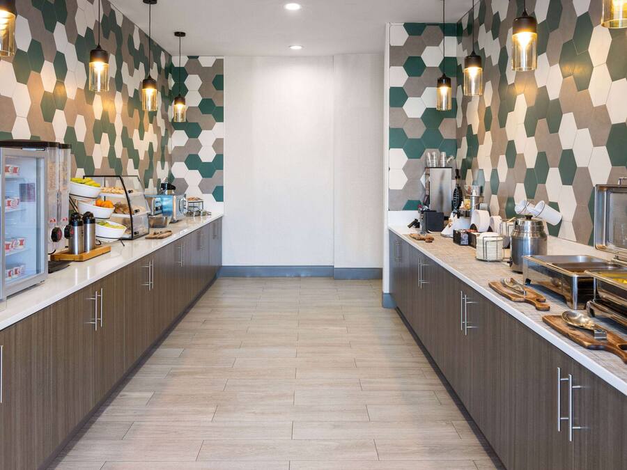 Café da manhã completo grátis todos os dias