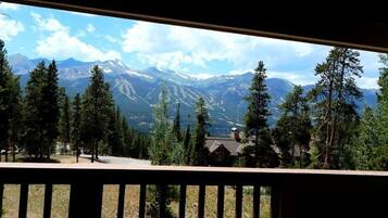 Superior Townhome, 2 Bedrooms, Mountainside | Vista do quarto