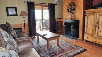 Superior Townhome, 2 Bedrooms, Mountainside | Sala de estar | Televisor de ecrã plano de 45 polegadas com canais por cabo, televisor