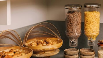Pequeno-almoço continental diário (18 EUR por pessoa)