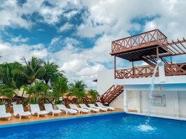 Piscina exterior, da(s) 9:00 à(s) 21:00, espreguiçadeiras 