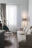 Apartamento luxo, 2 quartos | Área de estar