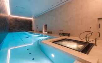 Piscina interna, funciona das 6h às 22h, espreguiçadeiras