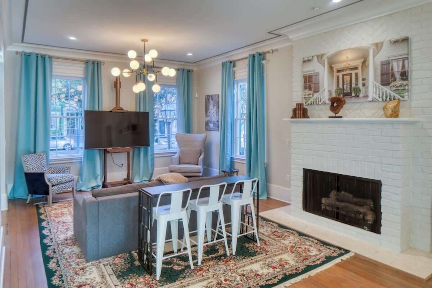 Updated Historic Villa With Parking & Walk To River St. - Savannah