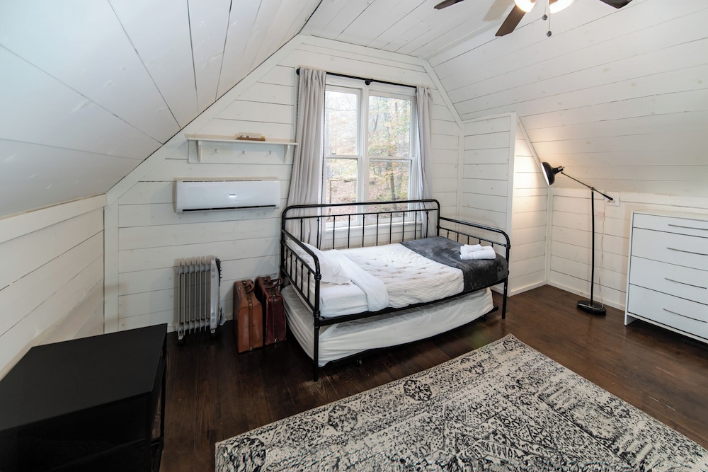 Creekside Cabin In National Forest! -Dog Friendly -Hot Tub -Walk To Waterfall - Suches, GA