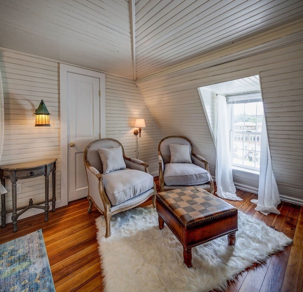 Fairytale Loft Suite | 1 Bed, 1 Bath Luxury Apartment In Downtown Belmont - Charlottesville, VA