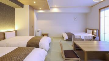 Quarto triplo em estilo japonês, não fumadores (Deluxe) | Edredões de penas, cofre no quarto, cortinas/cortinados opacos