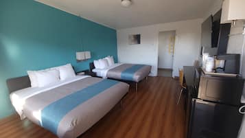 Quarto solteiro luxo, 2 camas Queen | Escrivaninha, camas extras/dobráveis (sobretaxa), Wi-Fi de cortesia