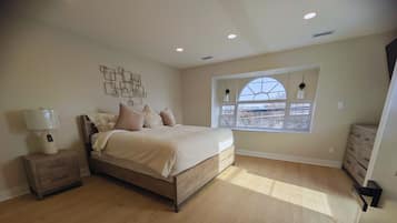 Casa família | Edredons de pluma, camas Select Comfort, cortinas blackout