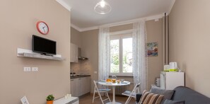 Apartamento | Sala de estar | Televisor de ecrã plano de 32 polegadas com canais digitais, televisor 