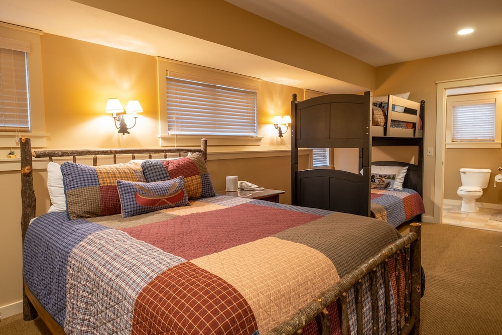 Cozy Beautiful Mountaintop Condo At Crystal Mountain Resort With 2 Decks & Pool - Michigan