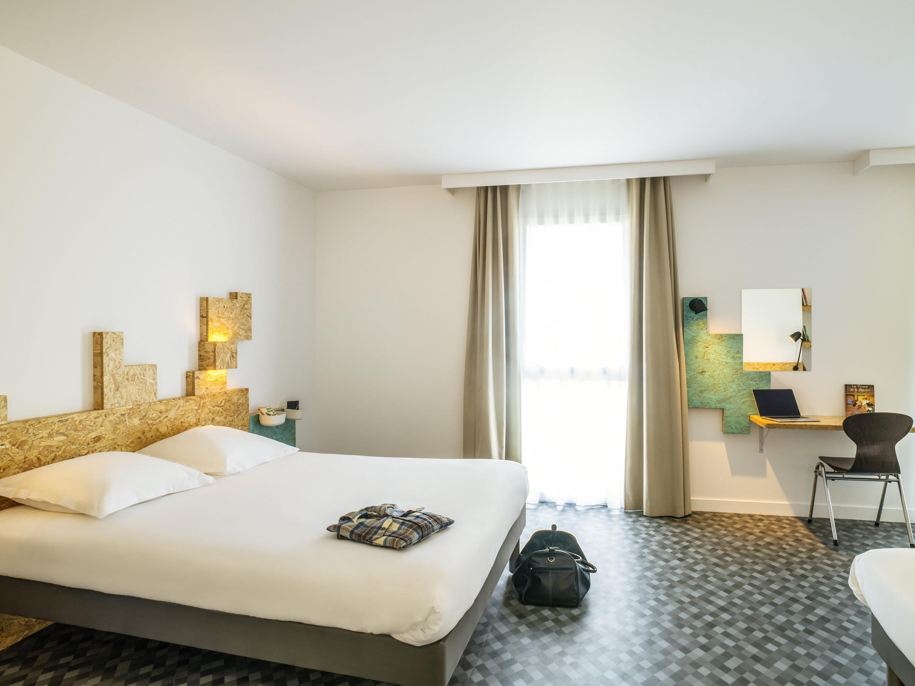 Quarto família, 2 camas de casal | Escrivaninha, quartos à prova de som, berços grátis, berço de viagem