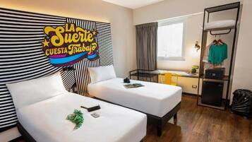 Quarto standard, 2 camas de solteiro | Roupas de cama premium, edredons de pluma, frigobar, cofres nos quartos