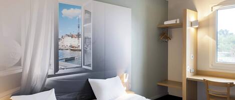 Quarto de hotel com duas camas, uma escrivaninha e uma janela grande com vista para a cidade.