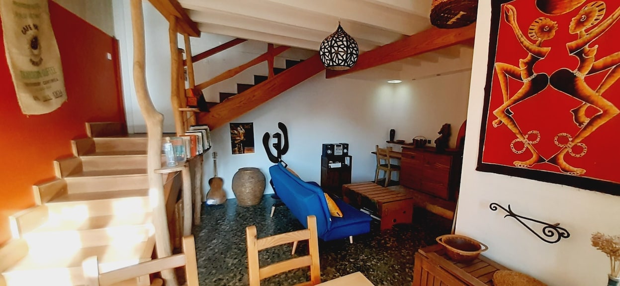 Warmth From The Woods Of The Quercy Region Naturally Cool, Eco-friendly Home - ロット