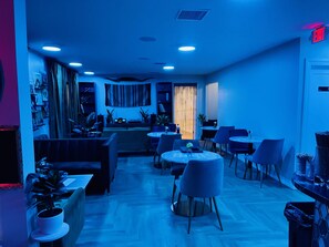 Serve jantares e happy hour 