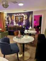 Serve jantares e happy hour