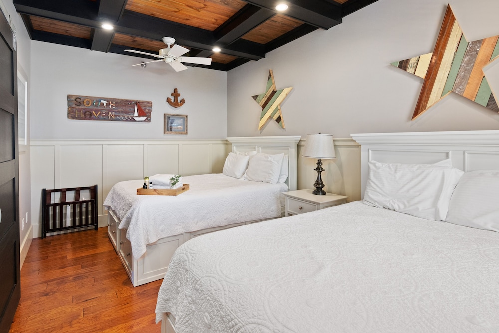 The Black Pearl: Industrial Condo Sleeps 6, Full Size Kitchen & Scenic Views! - South Haven, MI