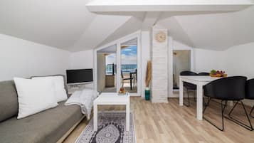 Apartamento (A2) | Sala de estar | Smart TV