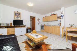 Apartamento (A1) | Cozinha privada | Um frigorífico, um forno, uma placa de cozinha, uma chaleira elétrica 