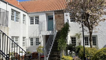 Apartamento Familiar, casa de banho privativa, vista para o pátio | Exterior