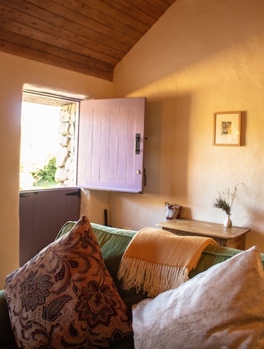 Artists Cottage (Entire Cottage) @ Multi Award-winning Cnoc Suain - County Galway