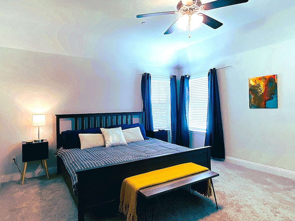 4 Bedroom, 2.5 Bath Townhome, Walking Distance To Grocery, Entertainment, & Food - North Richland Hills, TX