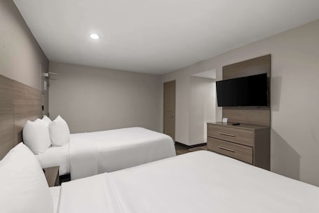 Escrivaninha, cortinas blackout, ferros/tábuas de passar roupa