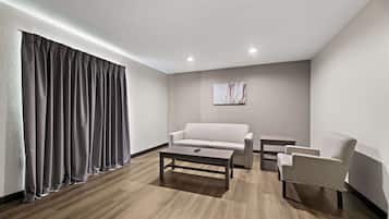 Escrivaninha, cortinas blackout, ferros/tábuas de passar roupa