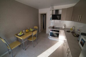 Apartamento Standard | Cozinha privada | Um frigorífico/congelador grande, um micro-ondas, um forno