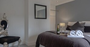 Casa luxo | 4 quartos, ferros/tábuas de passar roupa, Wi-Fi de cortesia