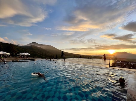 Piscina externa. Alinson Sunset Hill By Zuzu