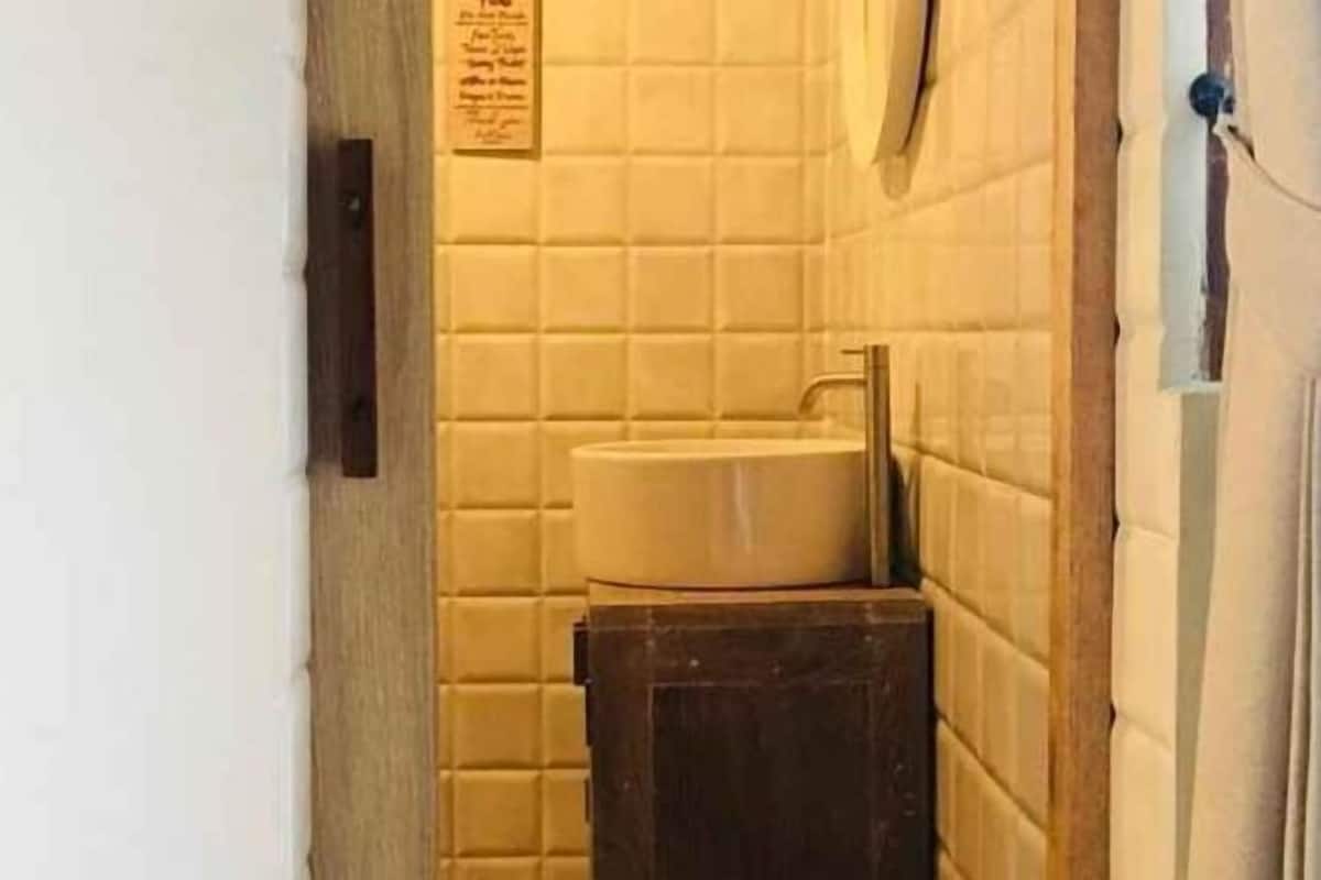 Casa de banho | Artigos de higiene pessoal grátis, um secador de cabelo