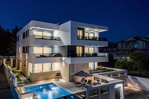 Piscina externa sazonal, funciona das 9h às 21h, guarda-sóis