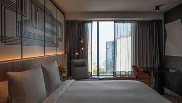 Quarto luxo, 1 cama King (Premium, Executive Lounge access) | Roupas de cama antialérgicas, frigobar, cofres nos quartos, escrivaninha