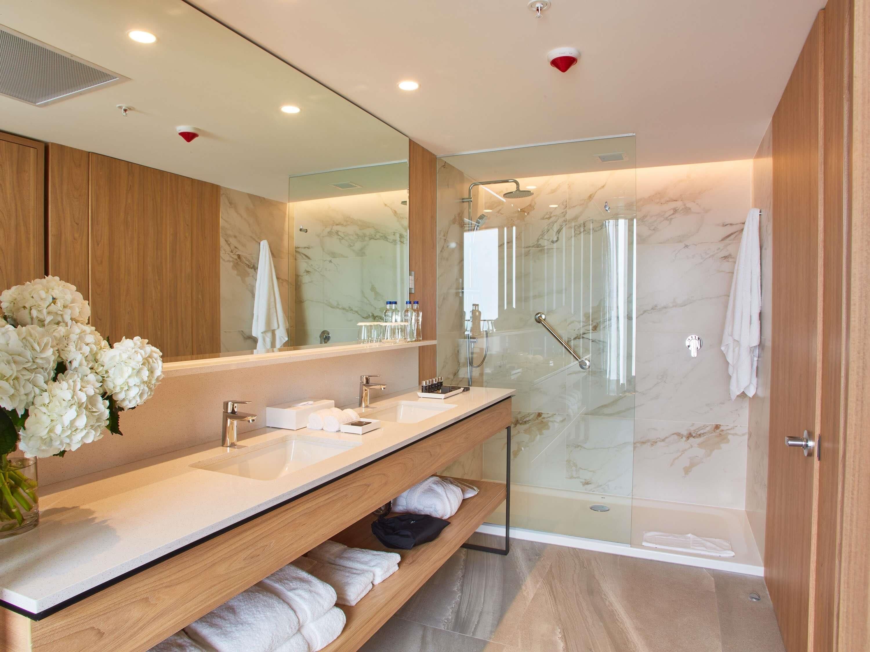 Suite Júnior, 1 cama king-size (Executive Lounge access) | Casa de banho | Um polibã, um chuveiro fixo, artigos de higiene ecológicos 