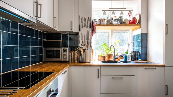 Um micro-ondas, uma máquina de lavar louça