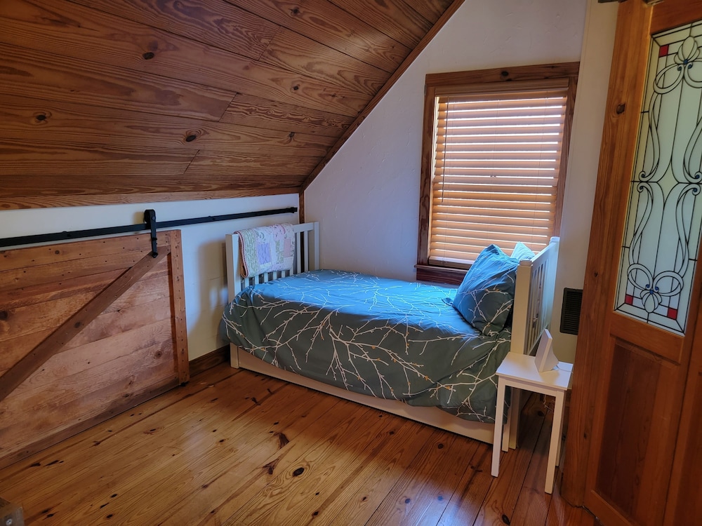 Remote, Modern, Cozy Cabin On 12 Acres; Only 2.5 Miles From Traveler's Rest! - Travelers Rest, SC