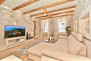 Villa | Sala de estar | Televisor de 30 polegadas com canais digitais, lareira 