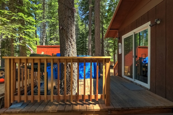 Coziness Cabin - Remodelled Tahoe Cabin In The Woods! - Hope Valley, CA