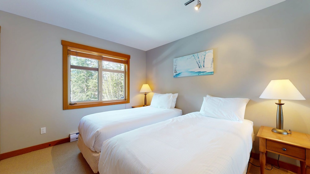 3 Bedroom Plus Den / 2.5 Bath Mountain Star Townhome, Private Hot Tub, Quiet Slope Side Location - Whistler