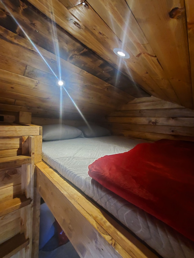 Bigfoot Bungalow Themed Tiny Home Cabin! In The Woods, 15 Min From Airport - Spokane, WA