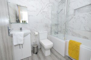 Chuveiro, produtos de toalete grátis, sabonete, shampoo