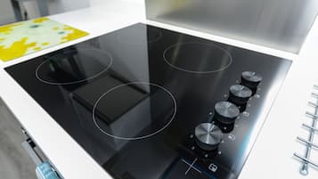 Fogão, cooktop, torradeira, talheres/pratos/utensílios de cozinha